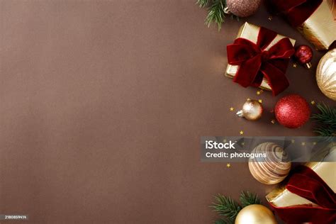 빨간색과 금색 싸구려 솔방울 선물 상자 녹색 전나무 가지가 있는 우아한 크리스마스 프레임 메리 크리스마스 인사말 카드 템플릿 새해 포스터 디자인 0명에 대한 스톡 사진 및