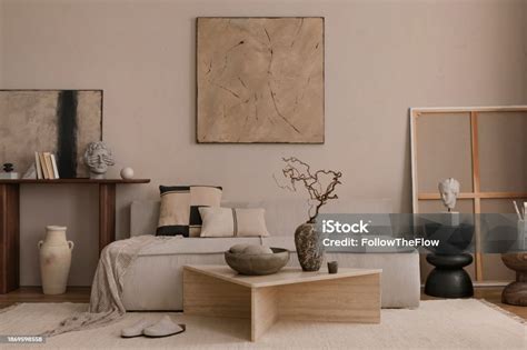 모형 포스터 프레임 대리석 커피 테이블 모듈식 소파 베이지색 커피 테이블 나무 콘솔라 및 개인 액세서리가 있는 거실 인테리어의 창의적인 구성 가정 장식 템플렛 모델하우스