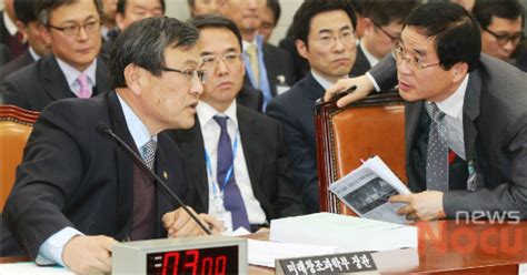 관계자와 이야기하는 미래창조과학부 최문기 장관