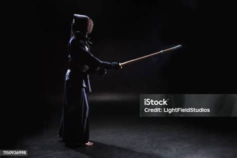 검은 색에 대나무 검으로 연습 하는 갑옷에 검도 전투기의 측면도 검도 무술에 대한 스톡 사진 및 기타 이미지 검도 무술 검은색 격투기 Istock