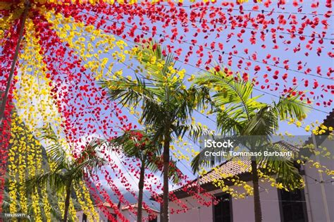 전통 축제를 위한 광장에 빨간색과 노란색색의 종이 꽃장식 꽃 식물에 대한 스톡 사진 및 기타 이미지 Istock