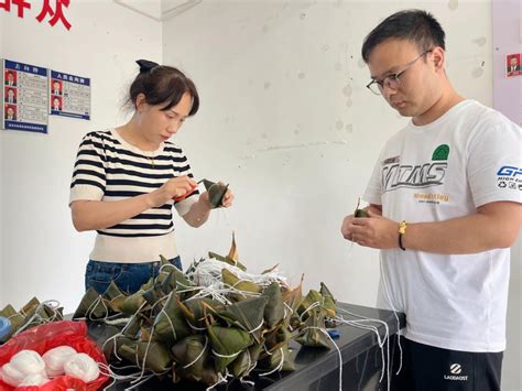 镜湖社区：开展端午节包粽子主题活动