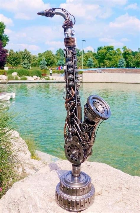 Arte Em Metal Escultura De Metal Em Cima De Uma Rocha Perto Da Água