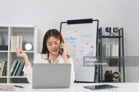 노트북에서 일하는 아시아 여성 한 사업가가 사무실에서 노트북 컴퓨터 작업을 하느라 바쁘다 20 24세에 대한 스톡 사진 및 기타 이미지 Istock