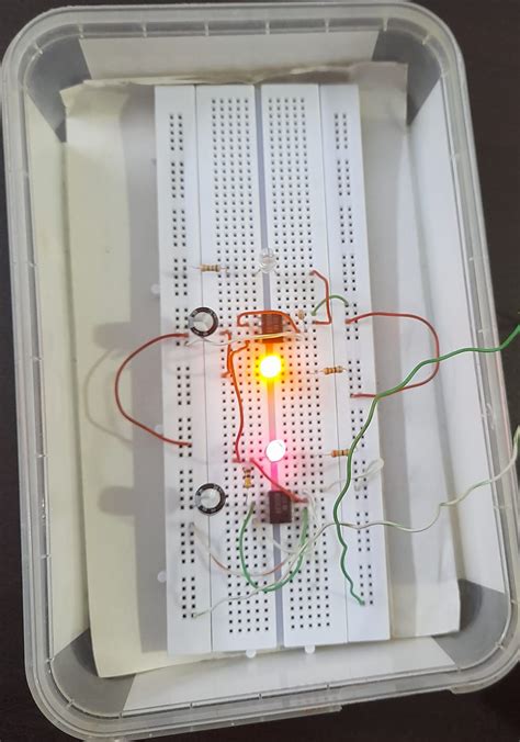 Model Traffic Lights Circuit Using Timer IC