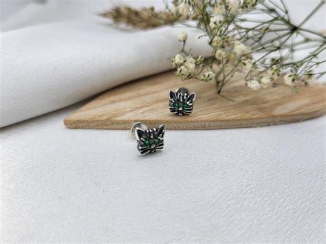 Серебряные сережки пара гвоздики на закрутках Котики с зелеными глазками серебро 925 черненное