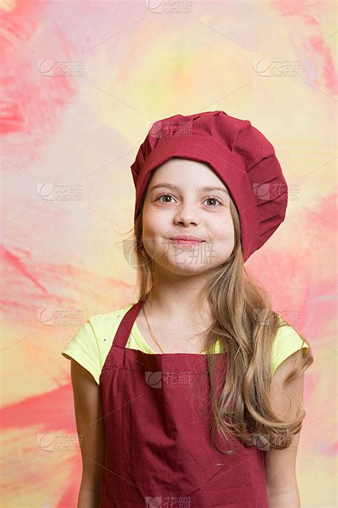 小女孩厨师与快乐的脸，在帽子和围裙