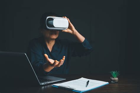 가상 현실의 안경을 쓴 여자 미래 기술 개념입니다 메타버스 기술 개념입니다 Vr 가상 현실 고글 미래 지향적 인 라이프 스타일 홈 오피스에서 가상 현실 헤드셋을 사용하는