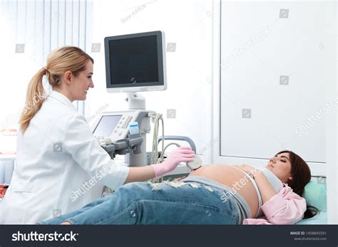 283 Imágenes De Pregnant Woman Undergoing Ultrasound Imágenes Fotos