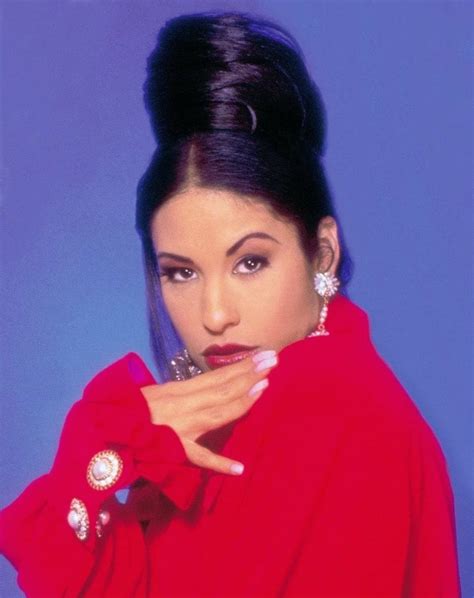 Selena Quintanillas 18 Remarkable Hairstyles Top Beauty Magazines