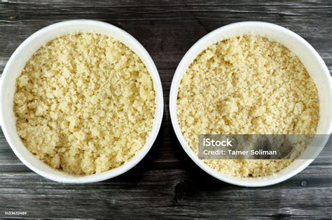 모로코 알제리 튀니지 리비아 및 이집트에서 인기있는 Koskosi 쿠스쿠스 Kusksi 또는 Kseksu라고하는 압연 듀럼 밀 양질의 거친 밀가루의 작은 찐 과립의 아라비아