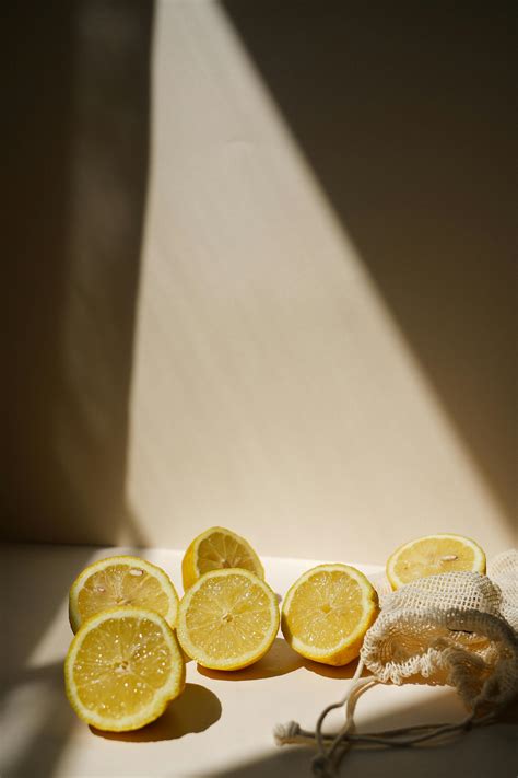 감귤류 건강 건강한 식생활 고요한 과일 과즙이 많은 구성 그림자 깨끗한 날 것 노란색 단순한 따뜻한 러스틱 레몬 매일 미니멀리스트 밝은