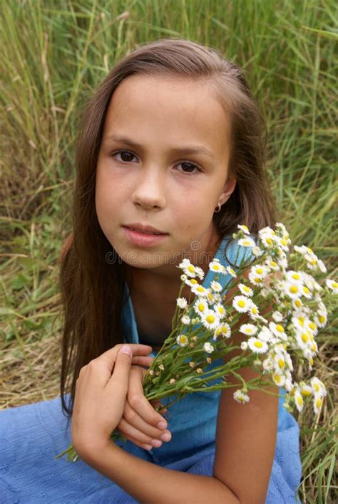 Jugendliches Mädchen Auf Grashintergrund Stockbild Bild Von Gras