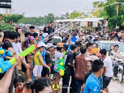 ម្សៅ ទឹកសុទ្ធ និងកំាភ្លើងបាញ់ទឹក កា្លយជាប្រដាប់លេងកម្សាន្តលក់ដាច់បានច្រើន នៅថ្ងៃចូលឆ្នំាខ្មែរ