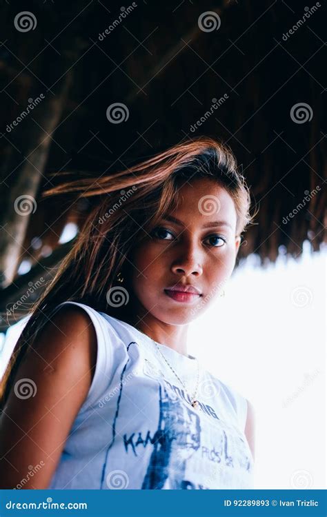 Portret Van Een Mooi En Exotisch Aziatisch Meisje In De
