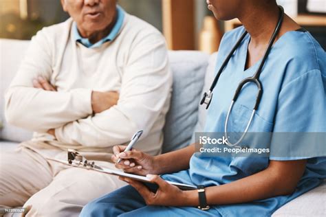 간호사는 클립 보드 의료 기록 및 생명 보험 도움 또는 계획의 의료 서비스를 상담합니다 서류 보고서 및 문서와 상의하여 질문하는 근접 촬영 의사 65 69세에 대한 스톡