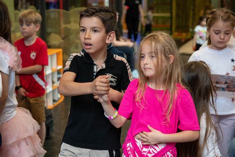 Семейството Най готините близнаци заслужават най уникалния рожден ден… и го получиха Добре