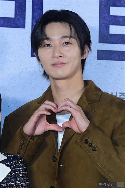 [포토] 박서준 수줍은 미소로 하트~