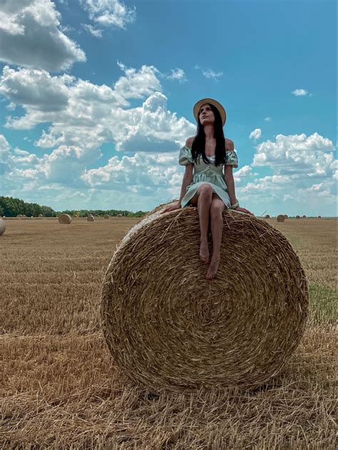 Фото в поле Фото в пшеничном поле In 2024 Model Photography Poses Photography
