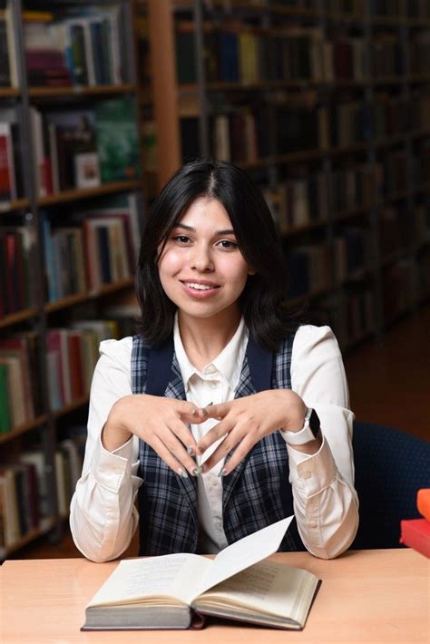 Портрет для школьного альбома Портретные позы выпускников Портрет