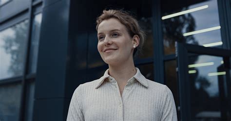 캠퍼스에서 학생들을 환영하는 초상화 미소 짓는 교사 아이들에게 고개를 끄덕이는 여자 금발 머리에 대한 스톡 사진 및 기타 이미지 금발 머리 여자 한 명의 여자만