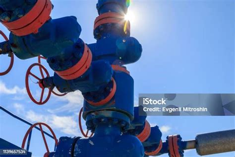 석유 가스 산업 그룹 우물과 밸브 전기자 가스 밸브 가스의 고압 가솔린에 대한 스톡 사진 및 기타 이미지 가솔린 건축물