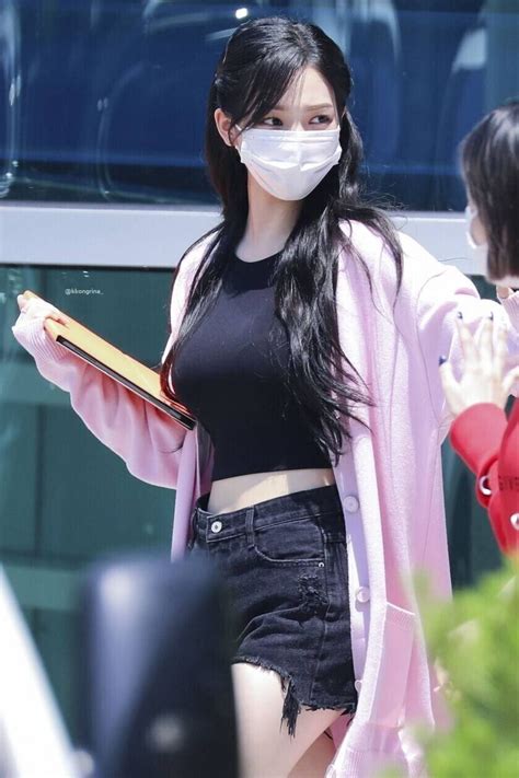 ㅇㅎ 핫팬츠에 쫄티입은 카리나 취미생활 울프코리아 WOLFKOREA