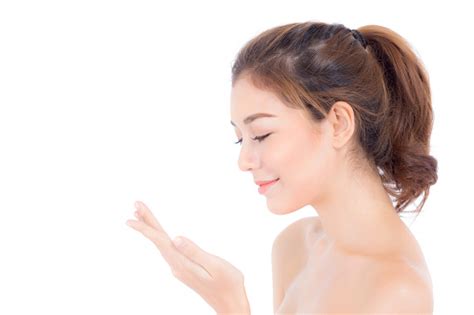화장품 여자 냄새 손과 매력적인 미소의 아름 다운 아시아 여자의 초상화 웰빙과 완벽 한 아름다움의 얼굴 피부 건강 관리 개념으로 흰색 배경에 고립 건강관리와 의술에 대한