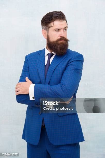 미용실과 이발소 비즈니스 캐주얼 스타일 남자에게 자신감을 주는 것 선임 직원 블루 슈트 파란 정장 옷을 입은 잔인한 수염 남자 사업가는 긴 수염을 가지고있다 성공할 수 있는