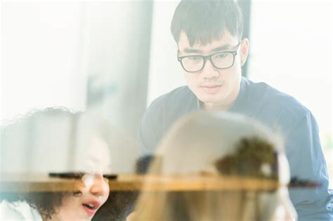 크리에이티브 에이전시 비즈니스 브레인 스톰 미팅 프레젠테이션 팀 제품 출시 프레젠테이션 기획 전략 새로운 비즈니스 개발에 대한