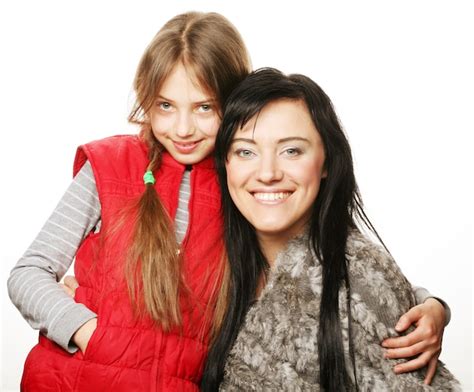Madre Y Su Hija Sonriendo A La C Mara Foto Premium