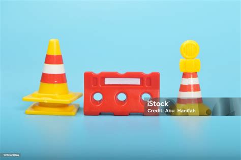 건설 중인 텍스트로 설정된 교통 도로 수리 장벽 안전 바리케이드 장애물 경고 경고 표지판 건설 울타리 교통 콘 및 수리 장애물