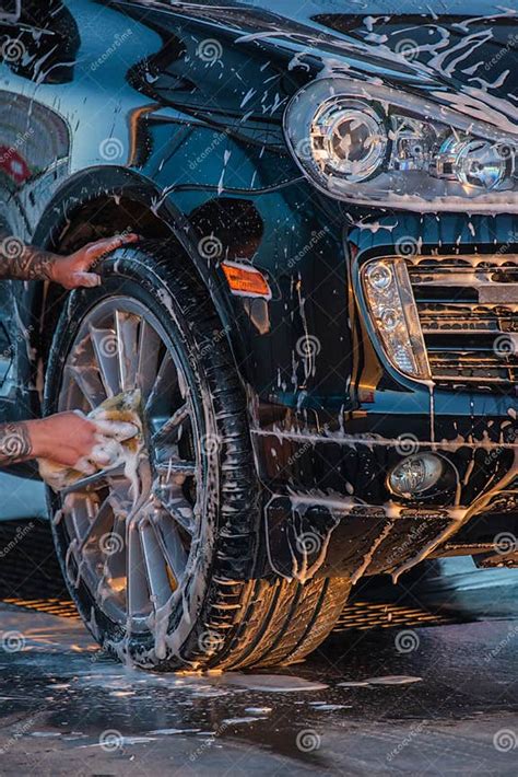 Lavar O Carro Lavando Um Carro Preto Em Uma Lavagem De Carro Imagem De