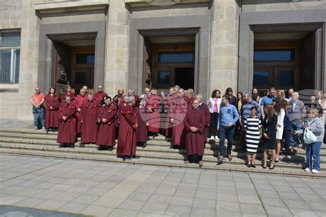 Прокурори и следователи се събраха пред Съдебната палата в Русе в подкрепа на главния прокурор