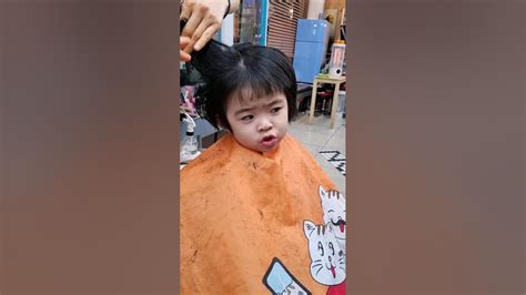 이렇게 양점히 앉을 일가첫음에 머리자랐을때 울고불고 난리났어 미용사 밖으로 좇아다니면서 자랐는데 이제 많이 커났봐 양점히
