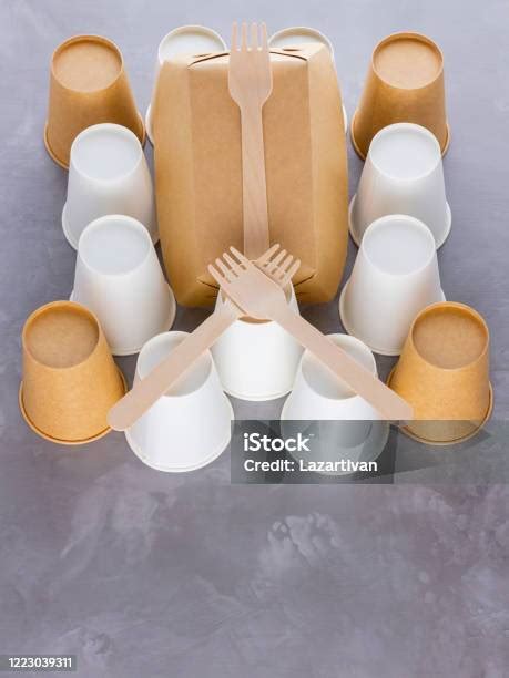 폐기물 제로 일회용 식기 회색 배경에 대나무나무와 종이로 만든 친환경 일회용 기구 종이 컵 패스트 푸드 용기 및 대나무 나무 칼