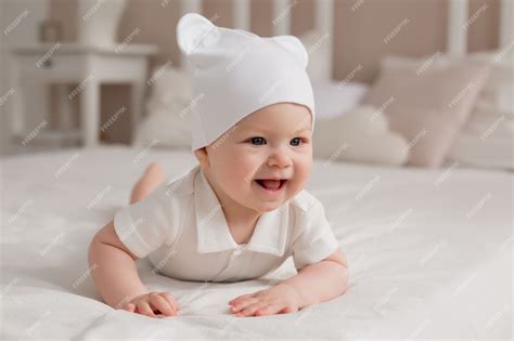 Lindo Niño Pequeño 6 Meses De Edad Sonríe Acostado En La Cama Con