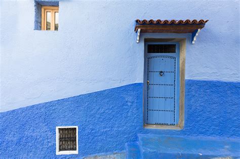 셰프차우엔 모로코 아프리카 의 전통적이고 전형적인 모로코 건축 양식으로 꾸며진 이 아름다운 거리는 푸른 벽과 다양한 오브제들로 장식되어 있습니다 좋은 문 창문 0명에 대한