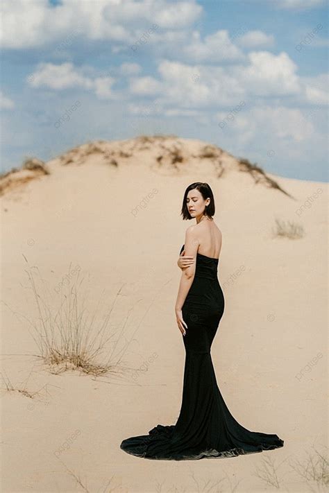 푸른 하늘 아래 모래 사막에 검은색 긴 드레스를 입은 소녀 사진 배경 및 무료 다운로드를위한 그림 Pngtree