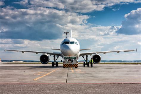 How Do Pilots And Ground Crew Ensure Safe Pushback Procedures
