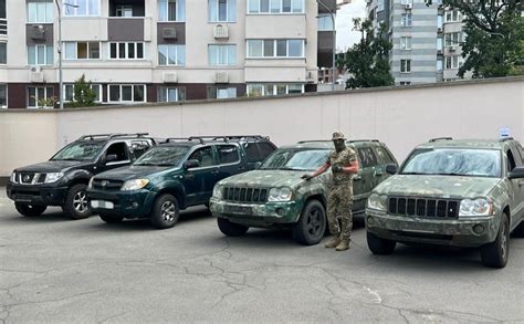 Столичні прокурори передали на потреби ЗСУ чотири позашляховики ...