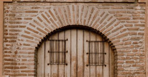 나무 문과 아치형 창문이있는 벽돌 건물 사진 Unsplash의 건물 이미지
