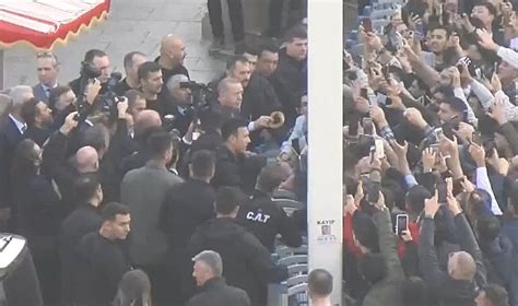 Akpli Cumhurbaşkanı Erdoğan Taksimde Simit Dağıttı Haberler Tamgatürk