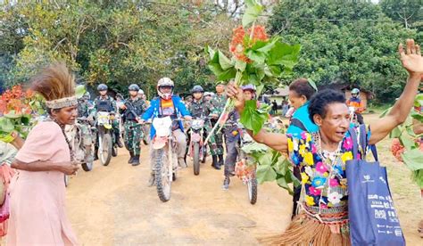 Pakai Motor Pj Bupati Mappi Pantau Pembangunan Di Distrik Assue