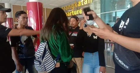 GADIS CANTIK ASAL BANDUNG NGAKU DIJEBAK JADI PSK DI PANGKALPINANG Hobi 4D