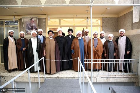 همشهری آنلاین تصاویر بازدید جمعی از علمای عراقی از حسینیه جماران بوسه روحانی عراقی بر