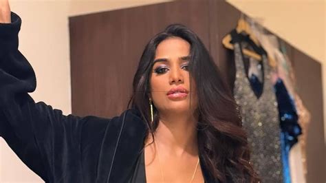 Poonam Pandey Aliveपूनम पांडे की मौत की खबर निकला पब्लिसिटी स्टंट