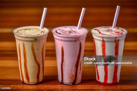 어두운 나무 테이블에 플라스틱 컵과 빨대에 우유 쉐이크 밀크 셰이크에 대한 스톡 사진 및 기타 이미지 밀크 셰이크 컵 아이스크림 Istock