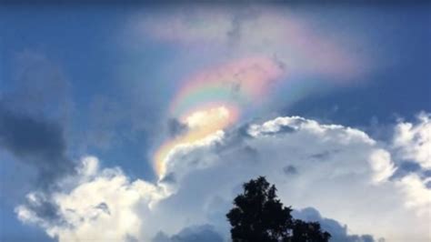 Aparece Un Impresionante Arcoíris De Fuego En El Cielo De Singapur