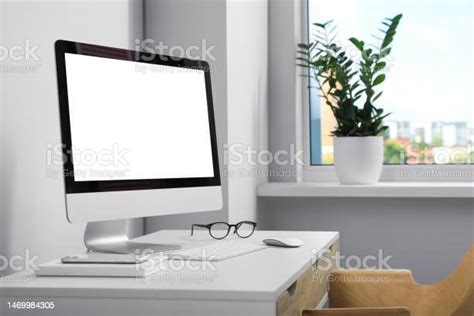 흰색 테이블에 현대적인 컴퓨터와 스마트폰이 있는 직장 디자인 모형 0명에 대한 스톡 사진 및 기타 이미지 0명 공란